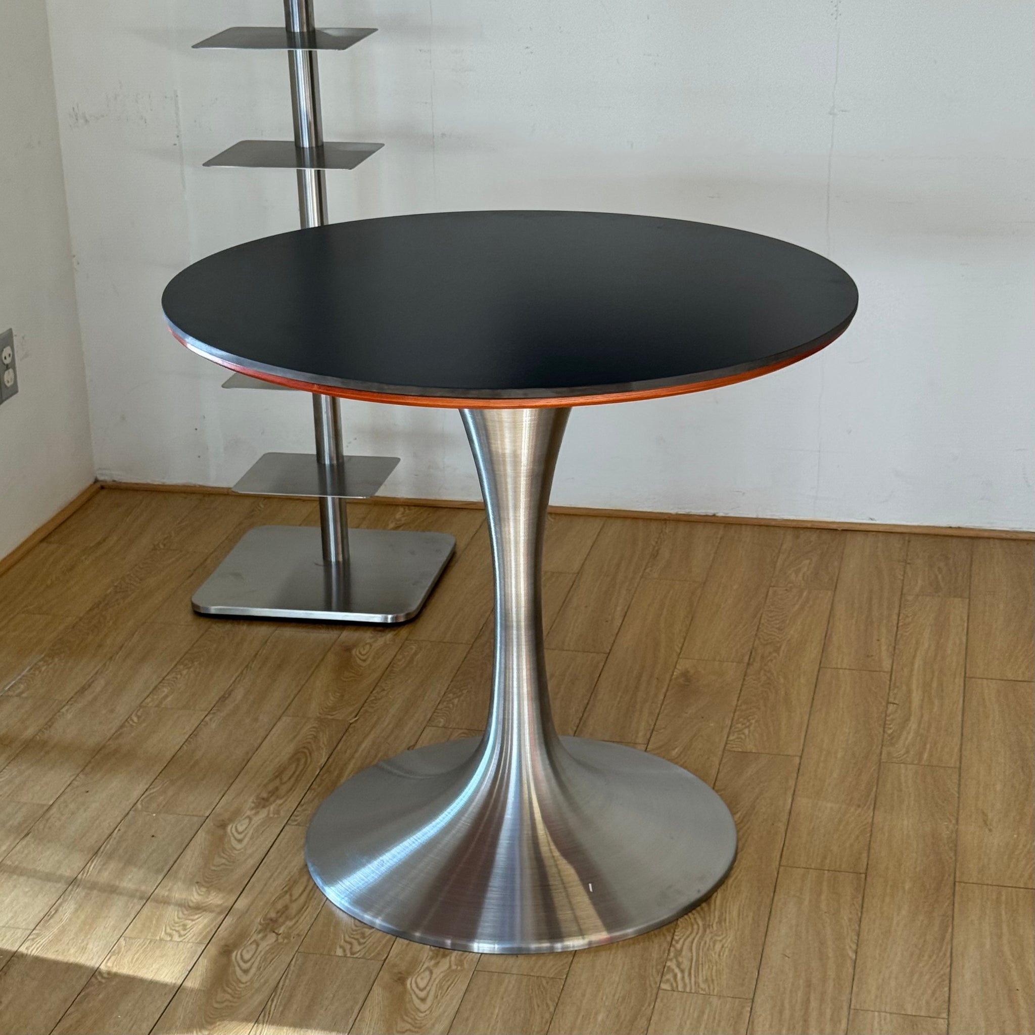 Steel flow table